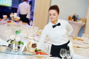 Panduan Waiter untuk Menjaga Efisiensi dan Kecepatan Pelayanan