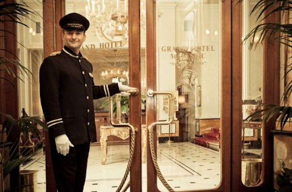 Panduan Lengkap Menjadi Bell Boy Profesional di Hotel Bintang Lima